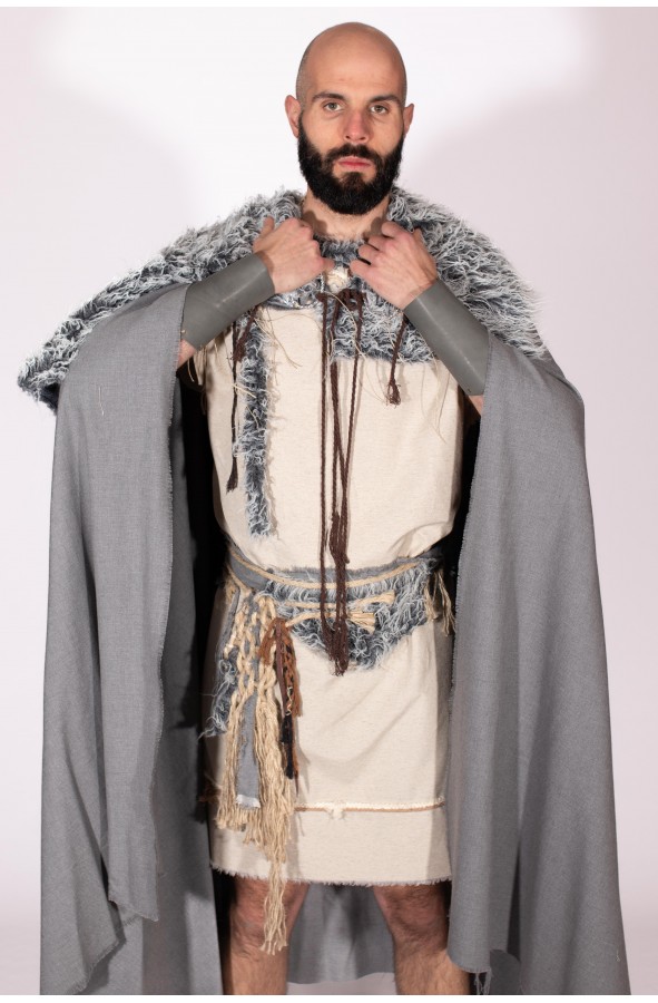 Capa vikinga gris con tejido vegano de pelo o capa celta