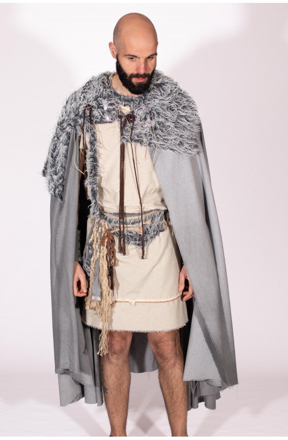 Capa vikinga gris con tejido vegano de pelo o capa celta